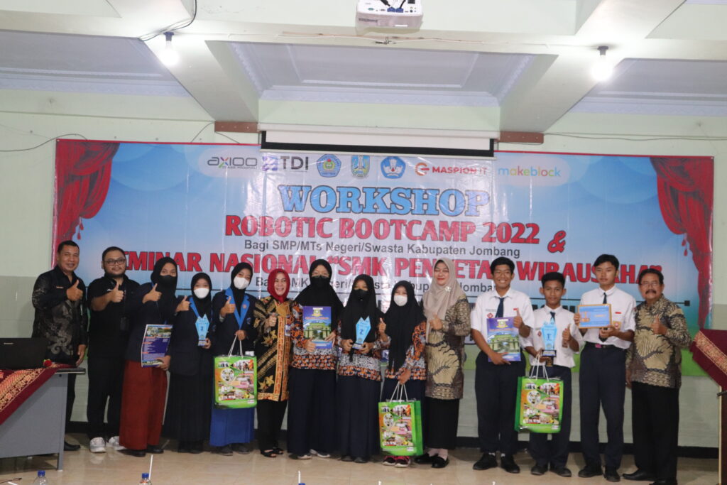 PROGRAM AXIOO MENGAJAR “ROBOTIC BOOTCAMP” 2022 di SMK PGRI 1 JOMBANG ...